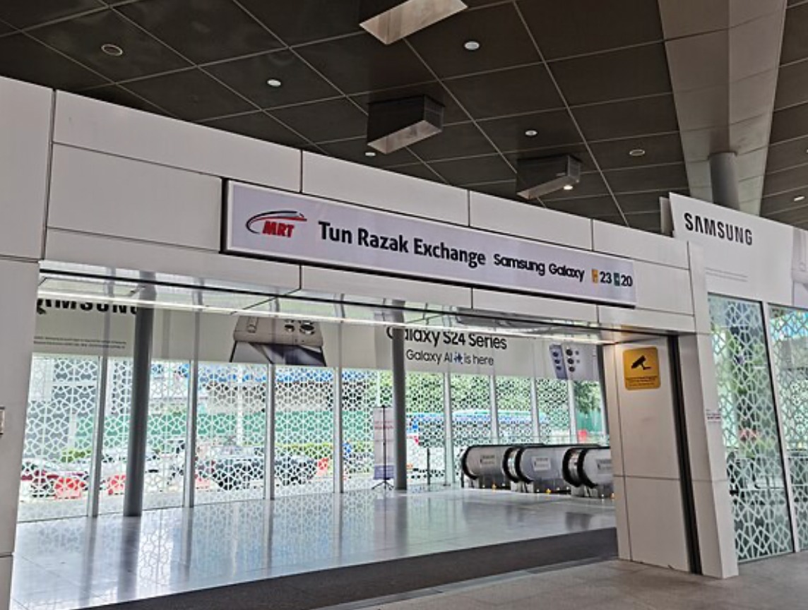 How Samsung is Trolling Apple by Using TRX MRT Station