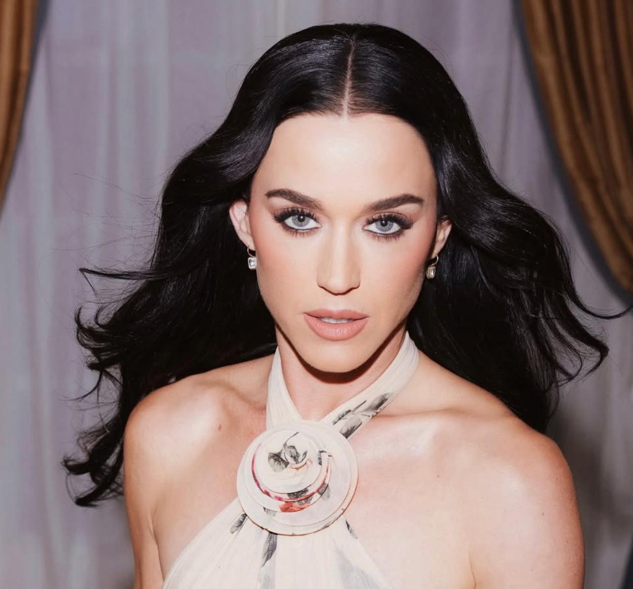 Katy Perry & Justin Trudeau’s Romance Heats Up After Yacht Sighting ...